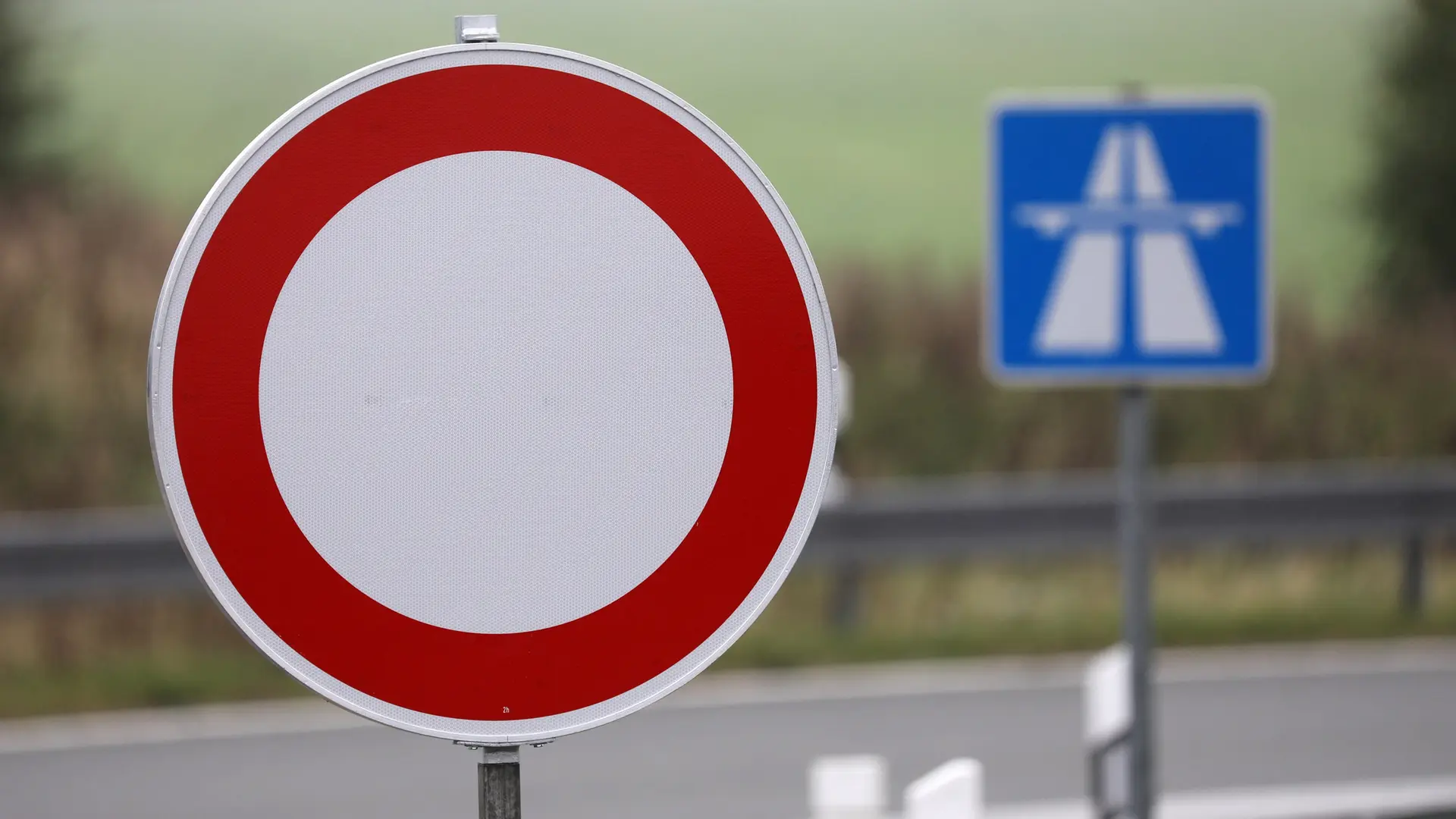A71 gesperrt: Umgestürzter Transporter blockiert Autobahn bei Ilmenau ...