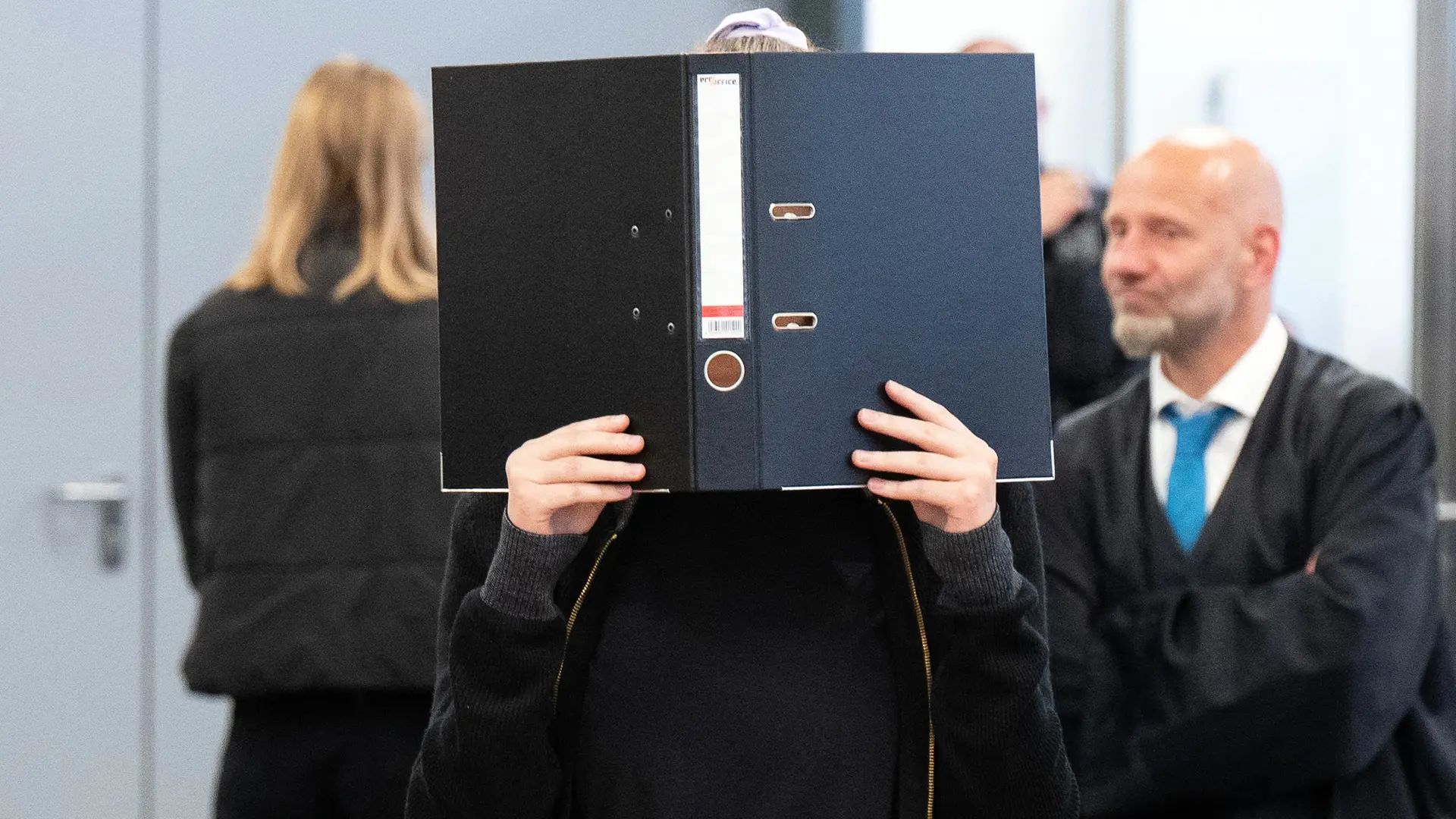 Leichte Sprache: Lina E. kommt früher aus dem Gefängnis heraus | mdr.de