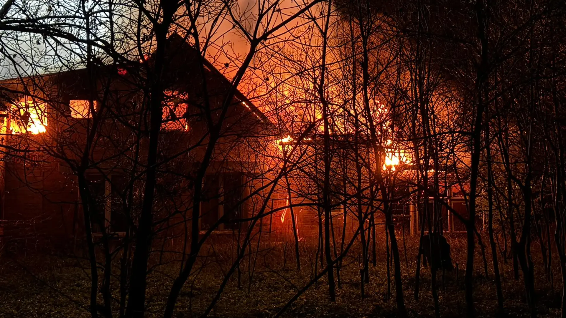 Einfamilienhaus in Jeeben durch Feuer komplett zerstört | mdr.de