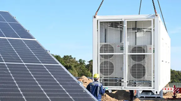 Batterie vom E-Auto als Stromquelle nutzen: Wie das funktionieren kann ...