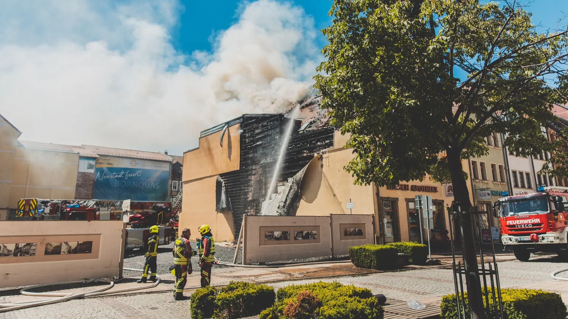 Unkraut mit Gasbrenner abgefackelt? Polizei ermittelt nach Großbrand ...