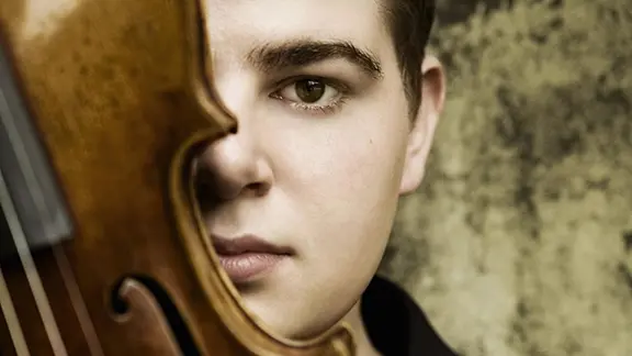 Mendelssohn und Adams - Violinkonzerte mit Chad Hoopes | mdr.de
