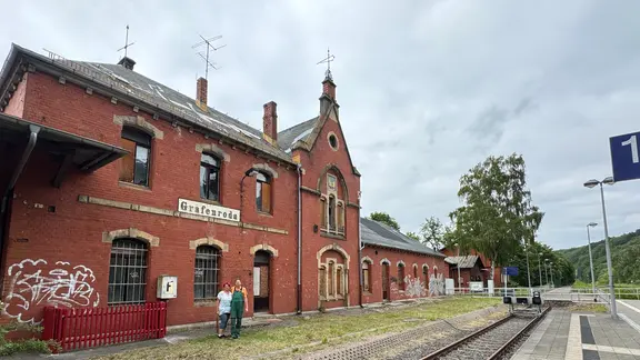 Lost Place gekauft - Familie rettet bröckelnden Bahnhof Gräfenroda | mdr.de