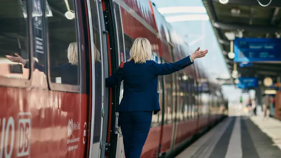 Verkehrsministerin Lydia Hüskens über die Straßenbahn "Flexity" | mdr.de