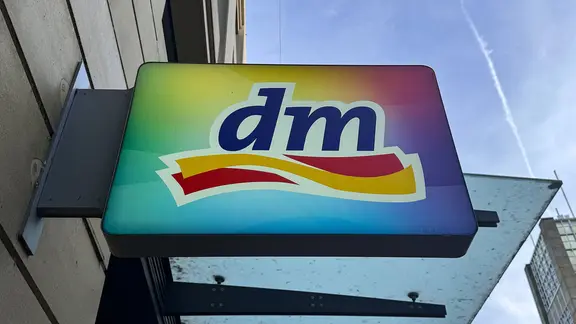 Drogeriemarkt dm startet Online-Apotheke | mdr.de