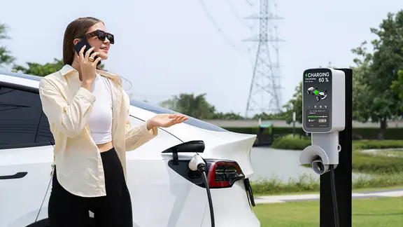 Batterie vom E-Auto als Stromquelle nutzen: Wie das funktionieren kann ...