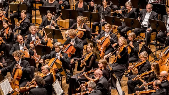 Mendelssohn und Adams - Violinkonzerte mit Chad Hoopes | mdr.de