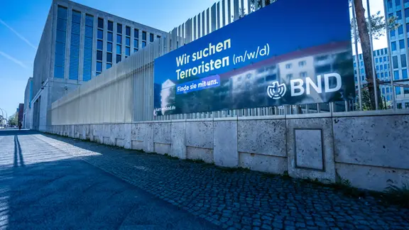 Nachrichtendienst oder Geheimpolizei: Rote Linien für Verfassungsschutz ...