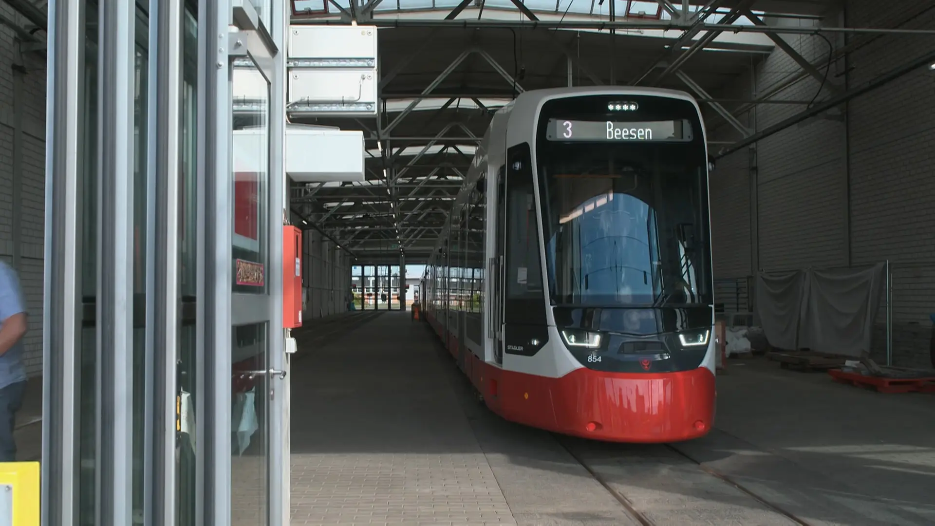 Neue Straßenbahn in Halle: Ausfälle im Probebetrieb, Fahrer werden ...
