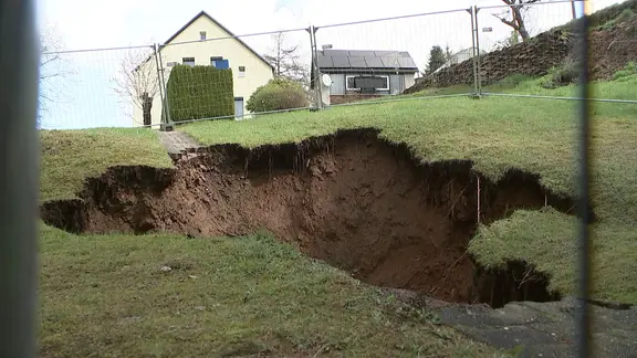 Erneut Tagesbruch im Erzgebirge: Straße in Annaberg-Buchholz voll ...