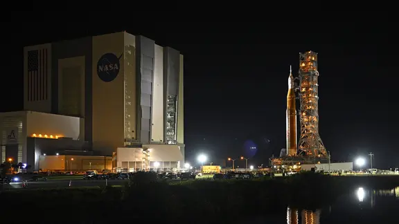 Mondmission Artemis I: Ingenieure reparieren Rakete auf dem Startplatz ...