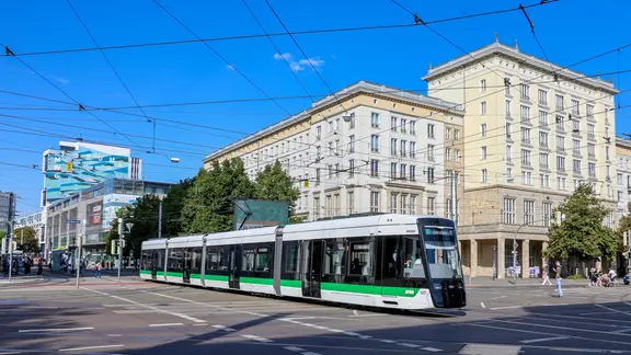 Verkehrsministerin Lydia Hüskens über die Straßenbahn "Flexity" | mdr.de