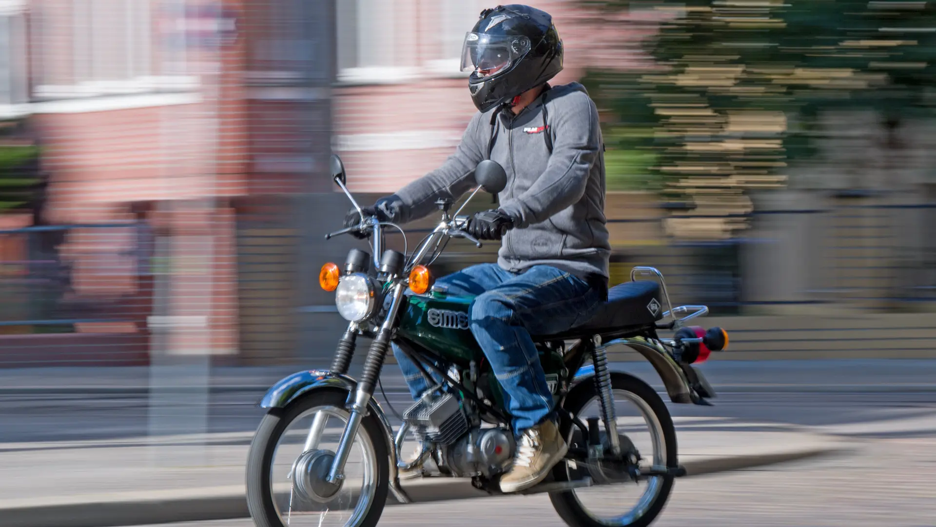 Simson-Fahrer flieht vor Polizei und liefert "Vogelbeobachter"-Ausrede ...