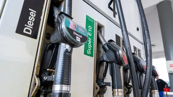 Spritpreis aktuell: Warum Diesel jetzt wieder günstiger ist als Benzin ...