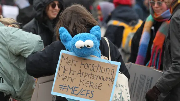 "So schlimme Schmerzen": ME/CFS-Erkrankte kämpfen für mehr Forschung ...
