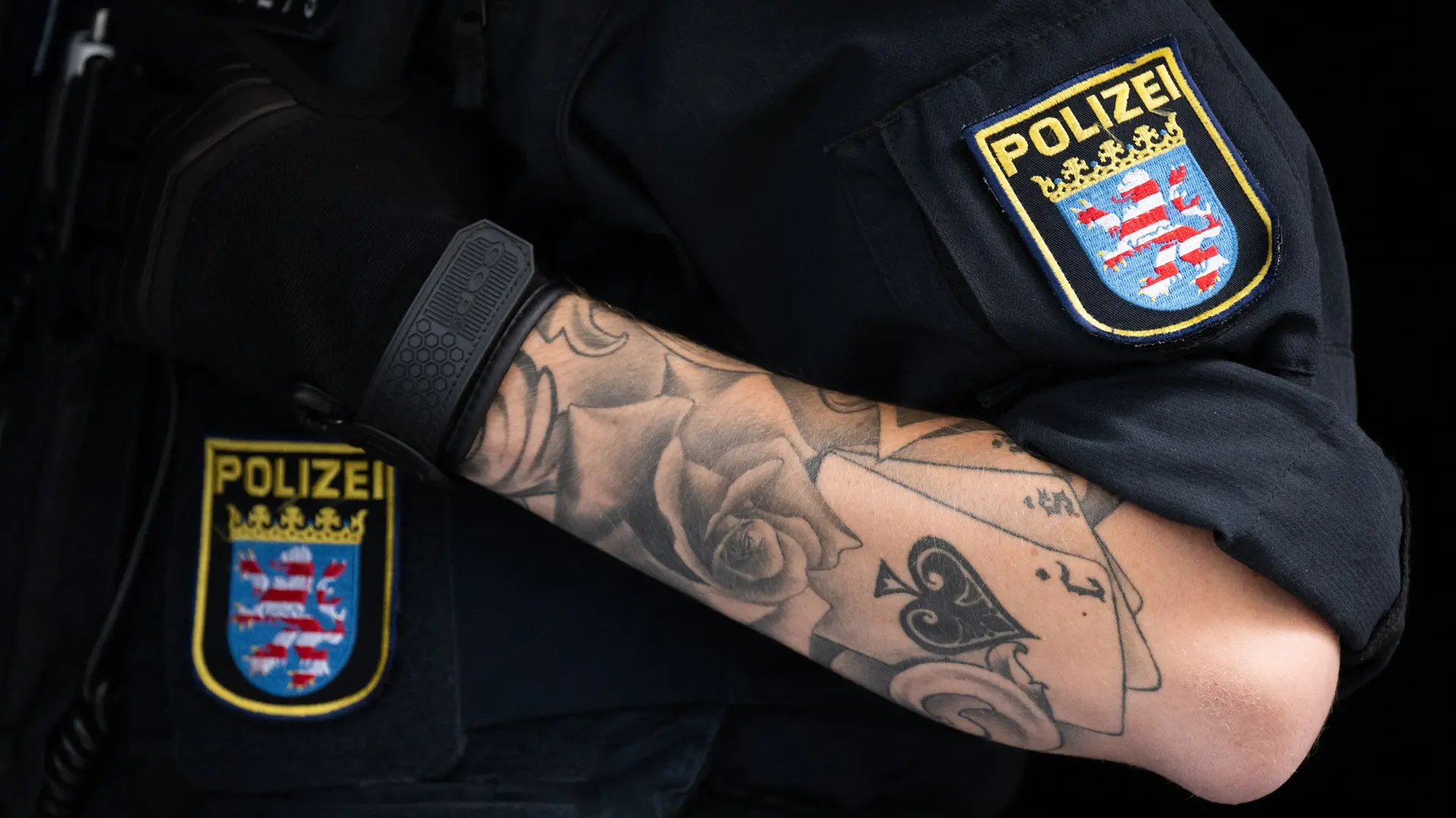 Frau mit sichtbaren Tattoos darf Polizistin werden | mdr.de