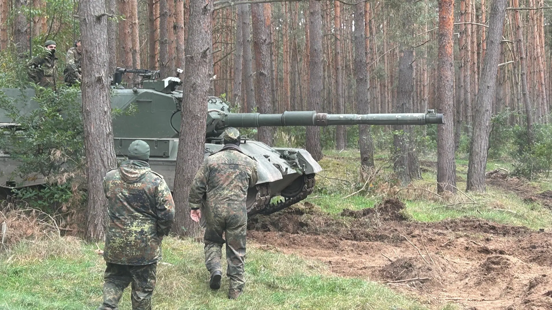 Einsatz im Leopard-Panzer: Ukrainer werden in Sachsen-Anhalt am Leopard ...